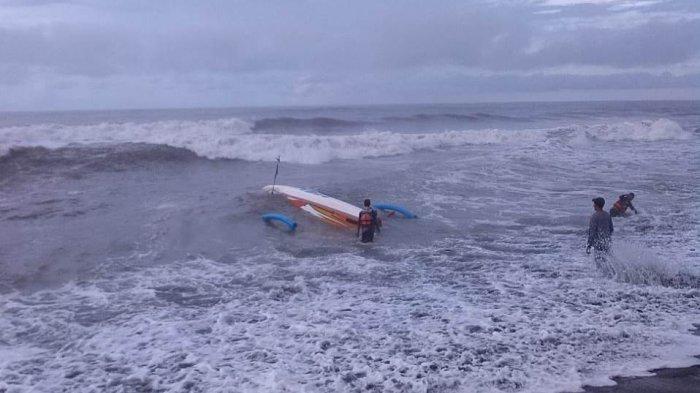 BREAKING NEWS : Hendak Melaut, Perahu Nelayan di Pantai Samas Terbalik Diterjang Ombak Tinggi ...