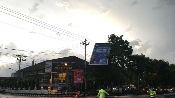 Hujan Deras, Sebabkan Pohon Tumbang di Beberapa Titik di Yogyakarta - Tribunjogja.com