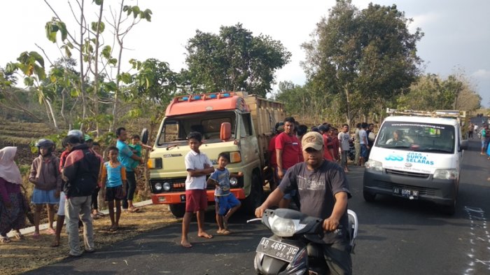 BREAKING NEWS : Truk Pakan Ternak Terguling di Sambeng, Empat Penumpang ...