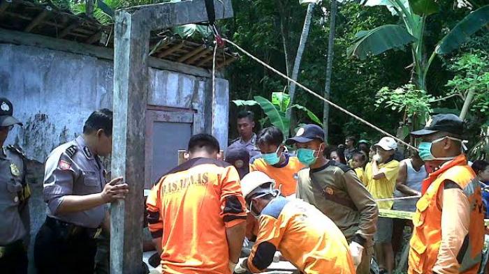 Sepasang Sandal Jepit Jadi Saksi Bisu Aksi Bunuh Diri Mbah Sajiyem ...