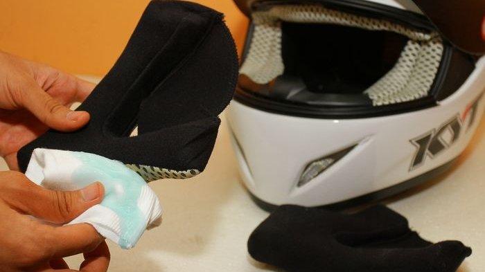 Cara dan Tips Mudah Mencuci Helm yang Kotor dan Bau, Cukup Pakai Sabun ...