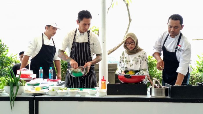 Gelar Demo Masak, Chef Juna Tunjukkan Cara Memasak yang Benar ...