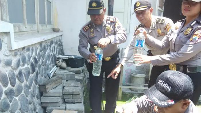 Tumpukan Paving Blok Ternyata Berisi Puluhan Botol Ciu - Tribunjogja.com