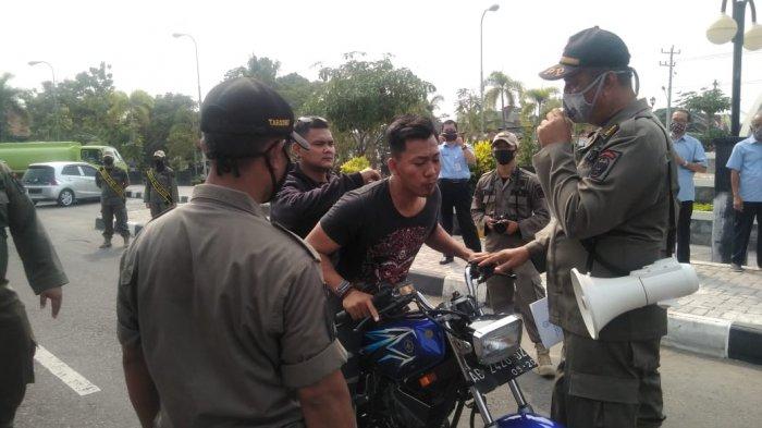 Dalam Simulasi, Satpol-PP Bantul 'Ciduk' dan Beri Surat Teguran Para Pelanggar Tak Pakai Masker ...
