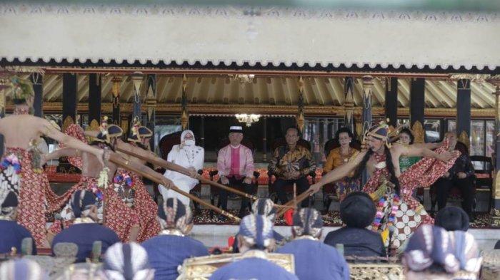 Ditemani Sultan HB X, Raja Malaysia Nikmati Tari Lawung di Keraton ...