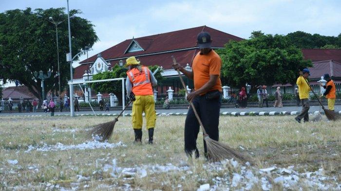 DLH Kota Yogya Bersihkan Sisa Kertas Petasan di Alun-Alun Utara - Tribunjogja.com