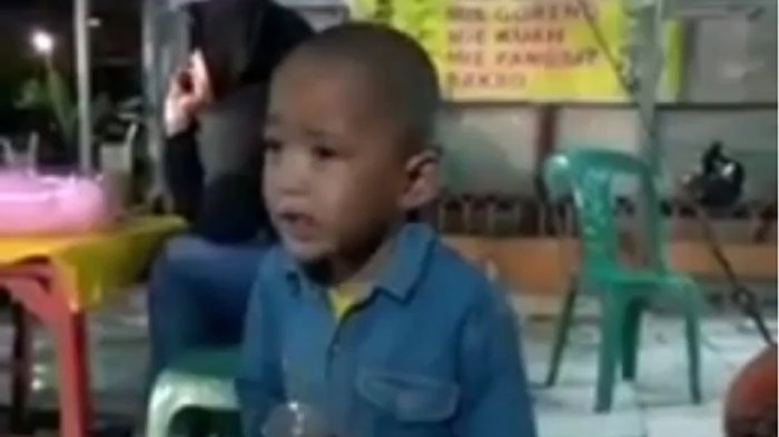 Lucu Sekaligus Miris! Ekspresi Lucu Pengamen Bocah Ini Jadi Viral ...