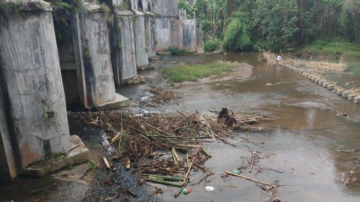 Banyak Tumpukan Ranting Pohon dan Sampah di Sungai Tangsi Magelang ...
