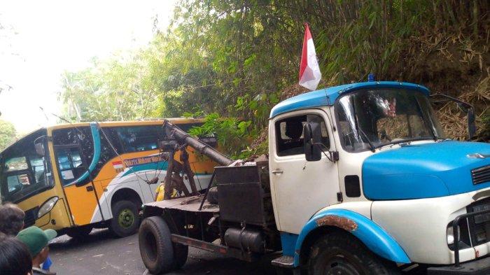 Bus Antar-Jemput Karyawan Terguling di Tempuran Magelang Berhasil ...