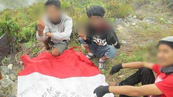 Netizen Perdebatkan Pendaki Foto Bareng Bendera Merah Putih Dicorat Coret