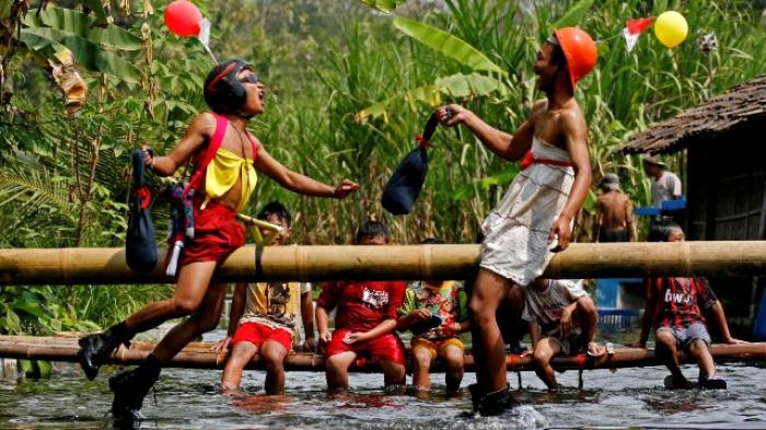 BERITA FOTO : Serunya Lomba Gebuk Bantal Meriahkan HUT RI - Tribunjogja.com BERITA FOTO : Serunya Lomba Gebuk Bantal Meriahkan HUT RI - Tribunjogja.com