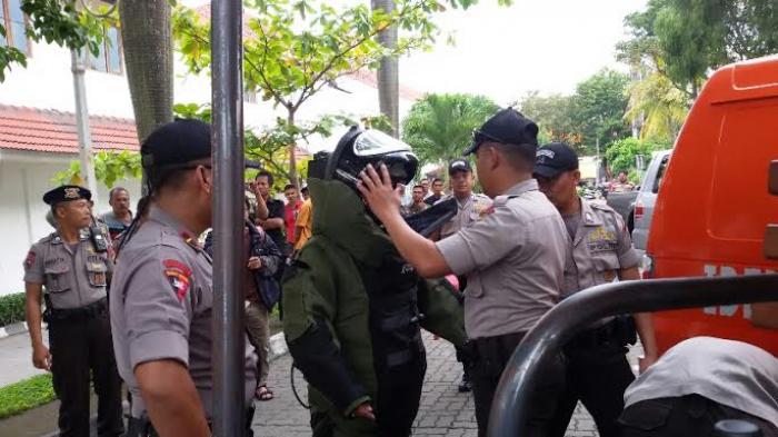 Tim Gegana Kerahkan Robot untuk Periksa Tas Diduga Bom - Tribunjogja.com