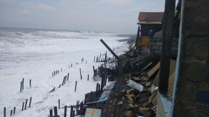 Gelombang Pasang Hantam Warung Kuliner Pantai Selatan Bantul, Penjual Sebut Ini yang Terbesar ...