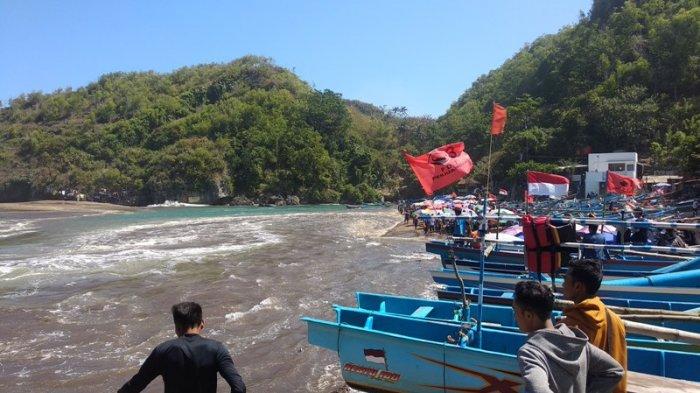 Gelombang Tinggi Terjang Pantai Baron, Lima Perahu Nelayan Rusak - Tribunjogja.com