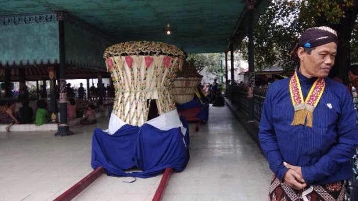 Mengenal Gunungan Bromo, Gunungan Yang Hanya Keluar 8 Tahun Sekali ...