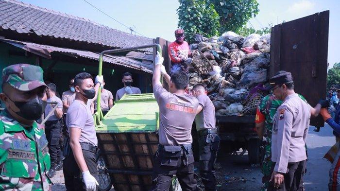 Polres Klaten bersama Tim Gabungan Bersihkan Gunungan Sampah di Pasar Gentongan - Tribunjogja.com