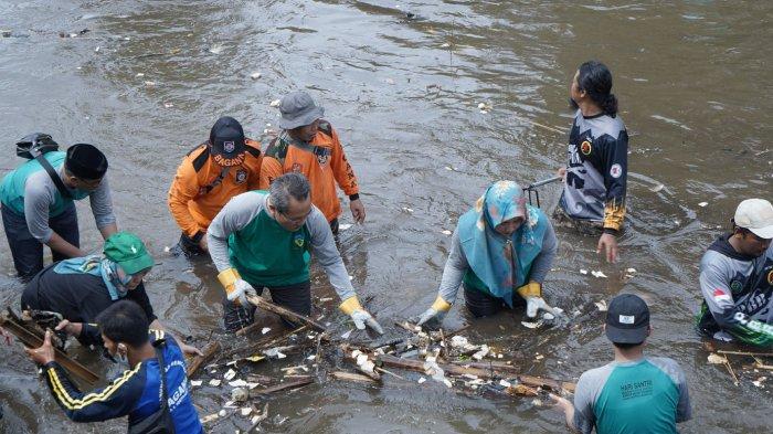 Bupati Abdul Halim Pun Ikut Nyemplung Berbasah-basah Bersihkan Sampah Sungai Winongo ...