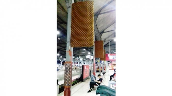Papan Iklan Rokok di Stasiun Tugu Berganti Kain Batik - Tribunjogja.com