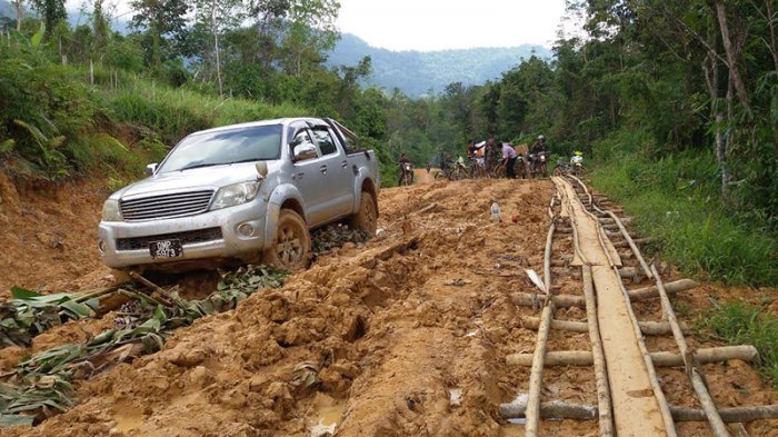 Jalan Becek Membuat Harga Barang Kebutuhan Sehari-hari Melonjak Tinggi ...