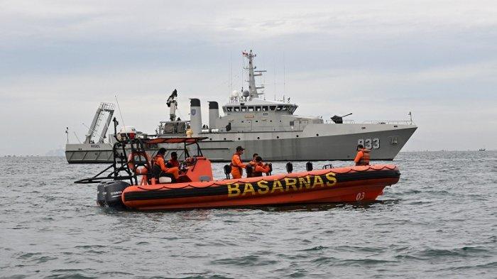 Kapal-kapal Pencari Badan Pesawat Sriwijaya SJ-182 yang Dilengkapi Alat ...