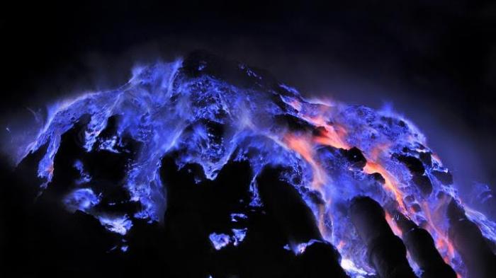 Foto-foto Fenomena Menakjubkan Api Biru di Kawah Ijen - Tribunjogja.com