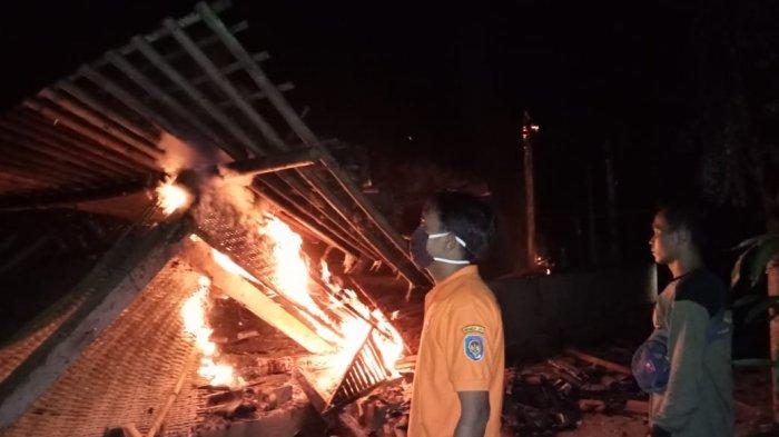 Diduga Karena Korsleting Listrik, Dua Rumah Kayu Milik Warga Kokap Kulon Progo Terbakar ...
