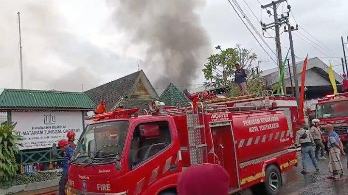 FOTO-FOTO Perjuangan Petugas Memadamkan Kebakaran di PT Mataram Tunggal Garmen - Tribunjogja.com