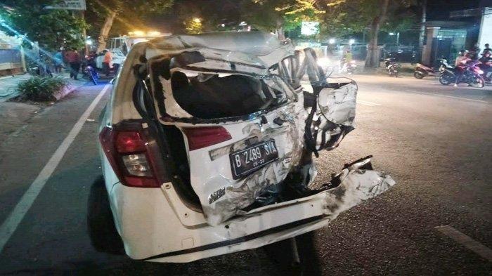 Kecelakaan Karambol di Tulungagung, Gagal Menyalip Daihatsu Sigra Remuk Dihantam Tronton ...