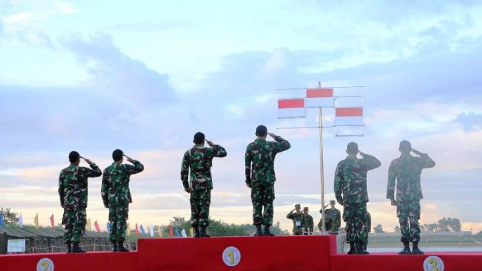 Merinding ! Prajurit TNI Kibarkan Bendera Merah Putih di Filipina ...