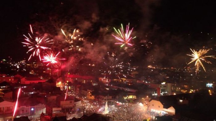 Sejarah, Bahan-bahan dan Cara Membuat Kembang Api yang Berwarna-warni ...