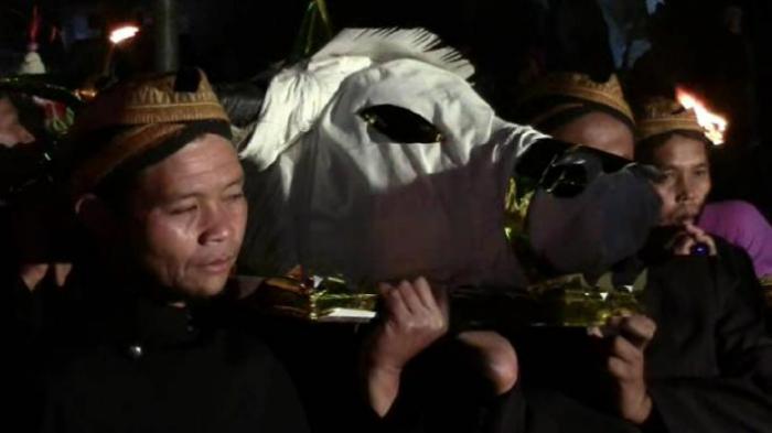 PERBEDAAN Tradisi Perayaan Malam 1 Suro di Yogyakarta dan Solo, Sama ...