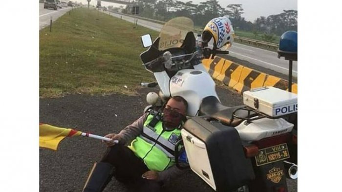 Kisah Bripka Wawan: Polisi yang Fotonya Viral Saat Tertidur Bersandar ...