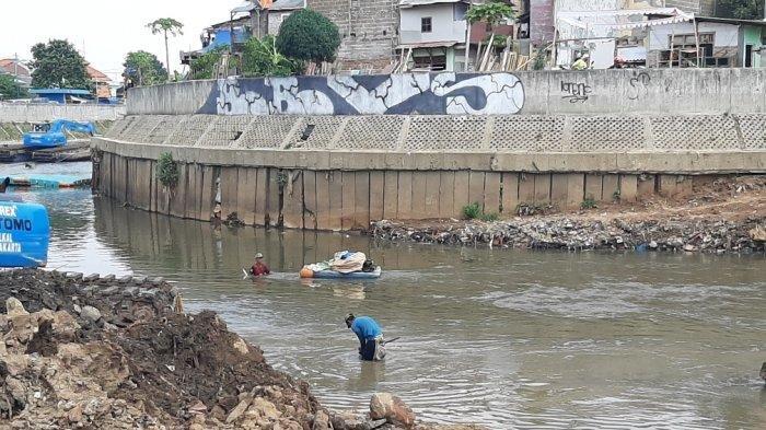 Kisah Pencari Paku di Kali Ciliwung, Bergelut dengan Bau dan Lumpur ...