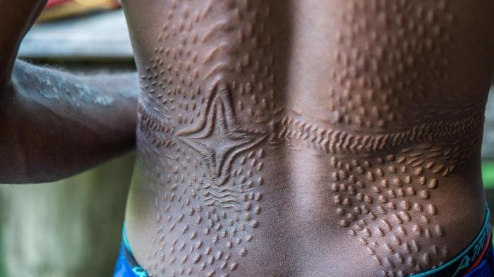 Suku Chambri Lakukan Tradisi Skarifikasi Agar Bisa Menyerupai Buaya ...