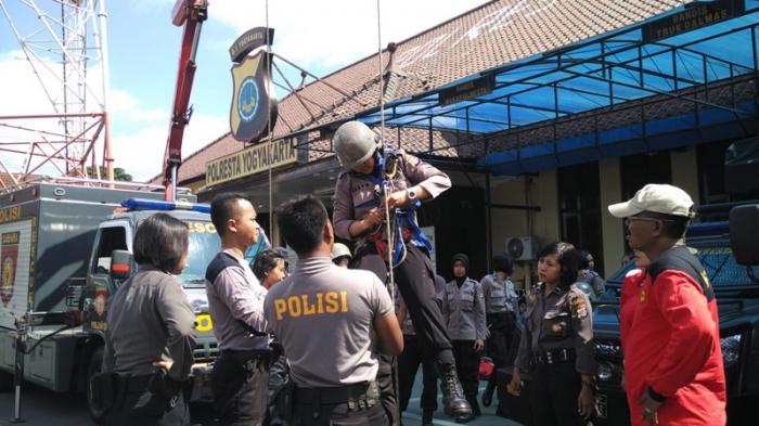 Polwan Polresta Yogyakarta Latihan SAR - Tribunjogja.com