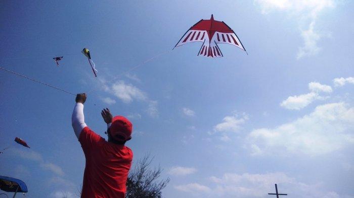 HUT ke-75 Kemerdekaan Indonesia, Layang-layang Nuansa Merah Putih Hiasi ...