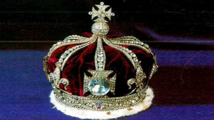 Ketika Mahkota Kerajaan Inggris Harus Disembunyikan di Kaleng Biskuit ...