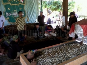 Mbah Liem Dimakamkan Sebelah Istrinya - Tribunjogja.com