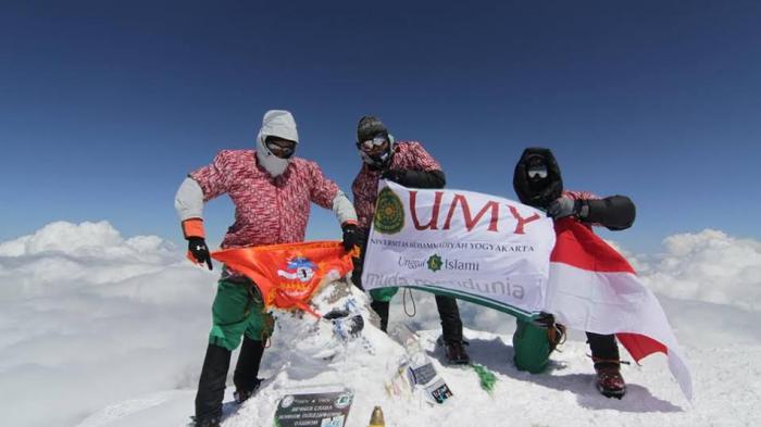 Mapala UMY Akan Kenakan Batik di Puncak Gunung Kilimanjaro - Tribunjogja.com