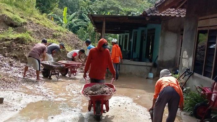 Warga Gotong Royong Bersihkan Material Tanah Bergerak di Wukirharjo Prambanan Sleman ...