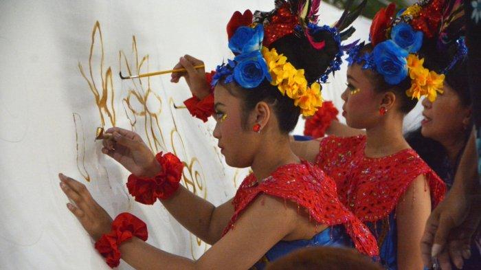 Peringatan Hari Batik Nasional di Magelang, Membatik di Kain Sepanjang ...