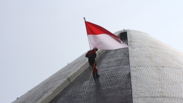 Pemuda Ini Seorang Diri Kibarkan Bendera di Puncak Monjali ...
