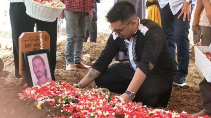 Azan dan Tangis Michael Iringi Pemakaman Rudy Wowor - Tribunjogja.com