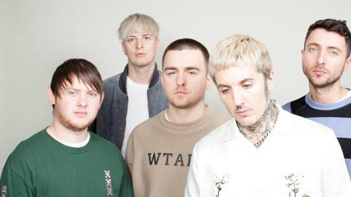 Lirik dan Terjemahan Lagu 'sTraNgeRs' Bring Me The Horizon ...
