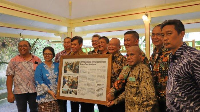 Kisah Batik Ceplok Mangkara Latar Kawung Sampai ke Paus Fransiskus ...