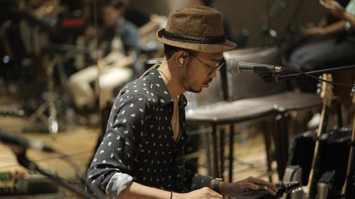 Lirik Lagu Pamungkas Flying Solo dan Terjemahannya Lengkap "I'm flying ...