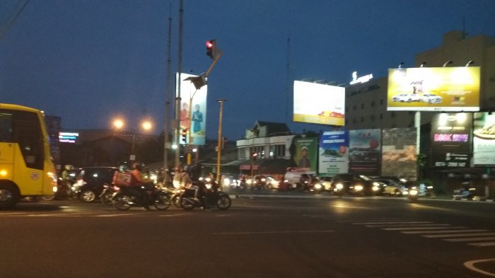 Kamis Petang, Simpang Empat Condongcatur Ramai Lancar - Tribunjogja.com