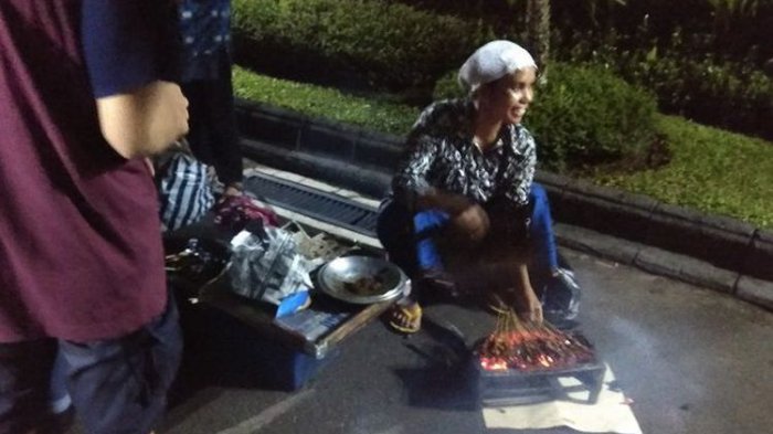 Kisah Haru Pedagang Sate Pakai Sendal Jepit Disuruh Masuk ke Istana ...