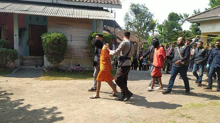 Dua Tersangka Jalani Rekonstruksi Kasus Mutilasi di Kos Pelaku di Triharjo Sleman - Tribunjogja.com