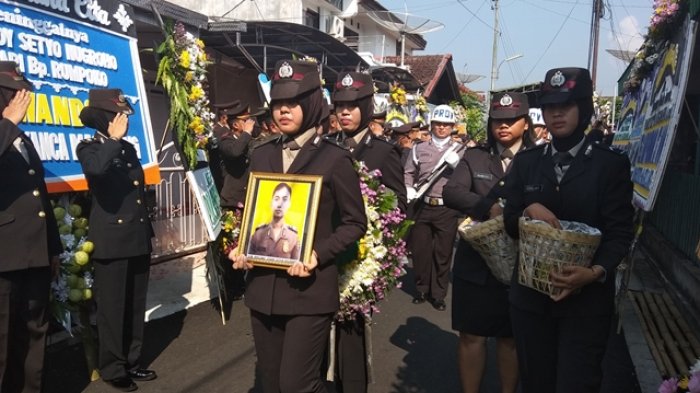 Tak Kuasa Menahan Kesedihan, Istri Almarhum Briptu Fandy Setyo Nugroho Berkali-kali Pingsan ...
